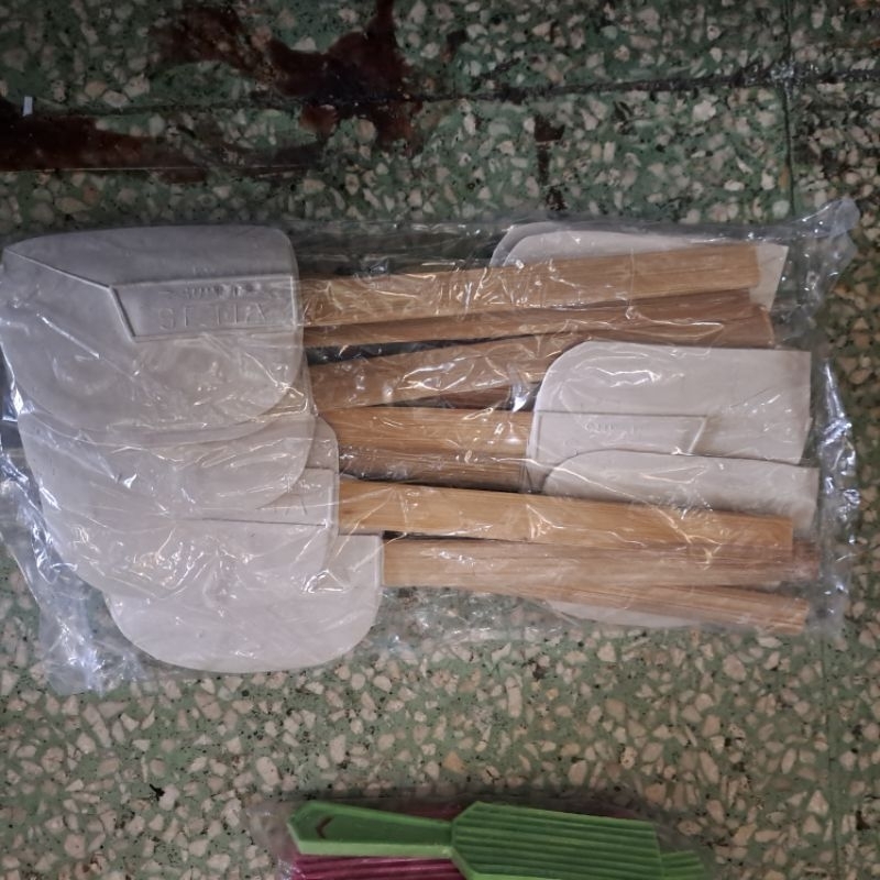 Jual Solet Karet Gagang Bambu Besar / Spatula solet bambu | Shopee ...