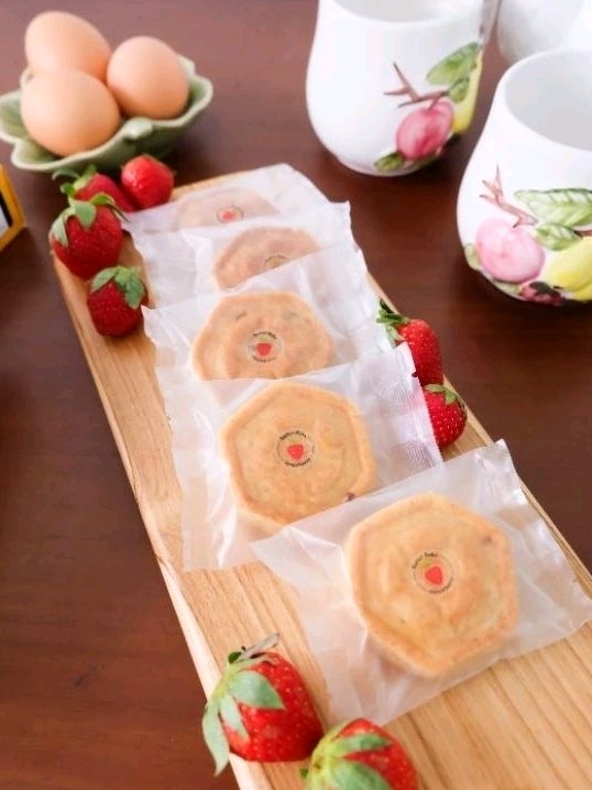 Jual Premium Strawberry Tart / Taiwan Pineapple Cake / Nastar ...