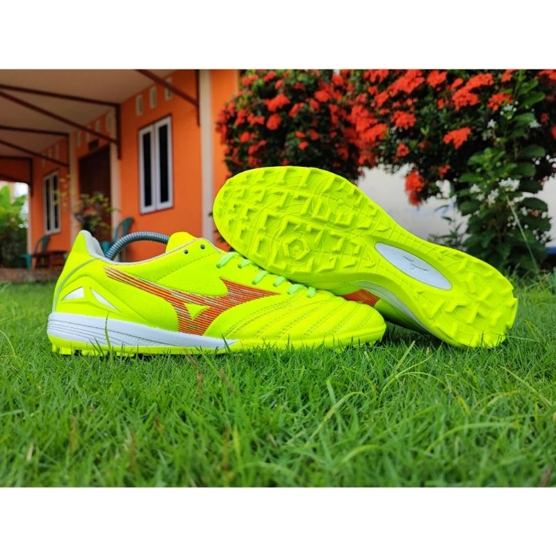 Jual Sepatu Futsal Mizuno Morelia Sala Leather Yellow Red TF ( TURF ...