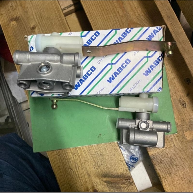 Jual Leveling Valve mercy Bus Truck Wabco | Shopee Indonesia