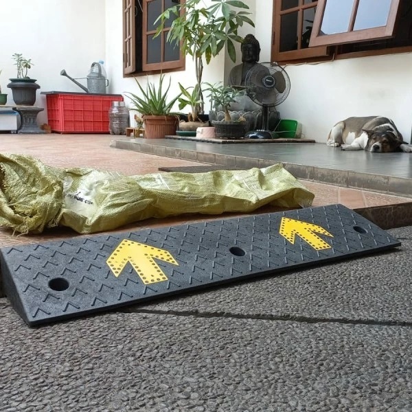 Jual turunan tanjakan tangga karet pvc lantai jalan anti slip kendaran ...
