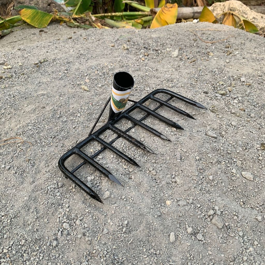 Jual Garuk Tanah Pembersih Rumput Dan Sampah Mata Garu 8Jari - Sapu ...