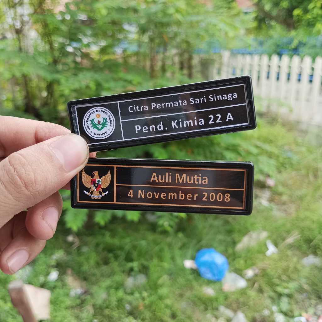 Jual Bed Nama | Papan Nama Akrilik Hitam / NameTag Peniti & Magnet ...