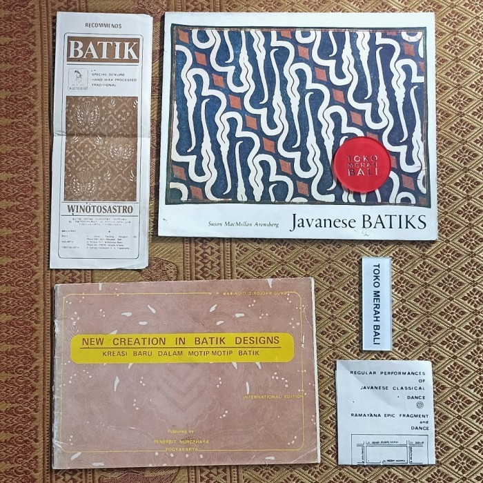 Jual Paket 2 brosur 2 buku batik tulis Jawa Javanese Batiks Boston ...