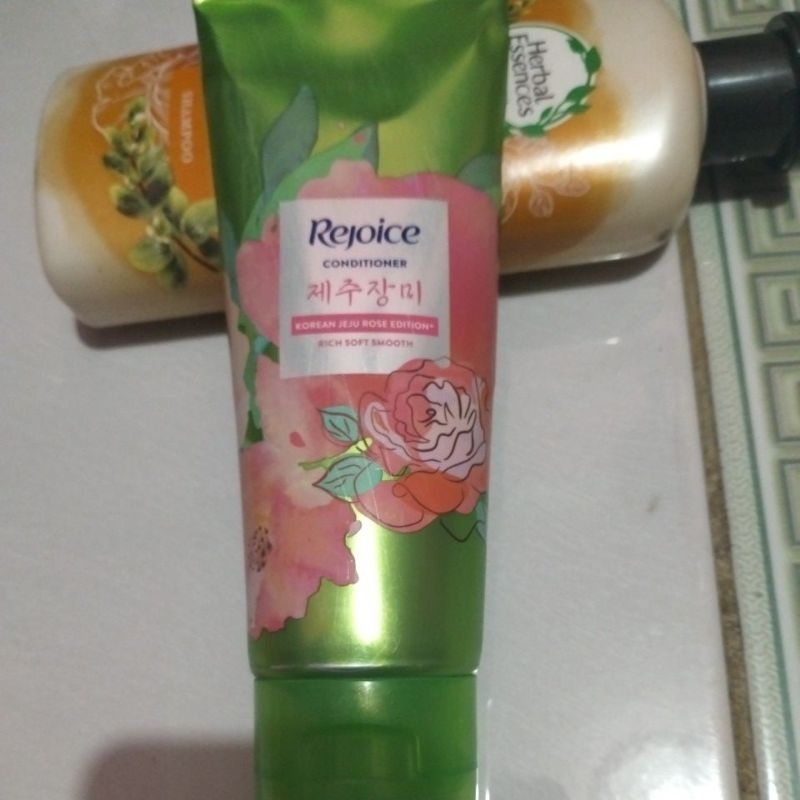 Jual Rejoice Kondisioner Korean Jeju rose edition rich soft smooth 150 ml | Shopee Indonesia