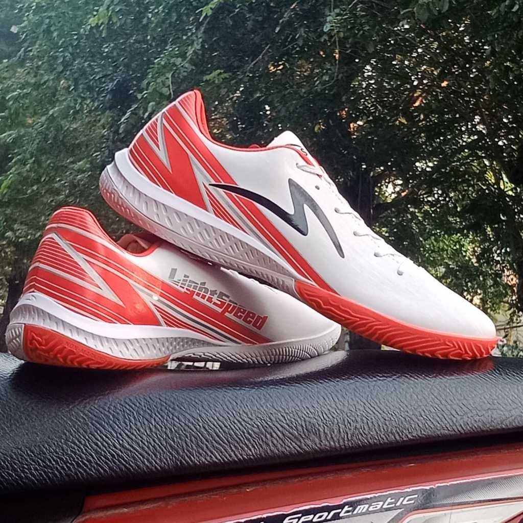 Jual Sepatu Futsal Specs Lightspeed 20 FWD In White Oxy Fire Black ...