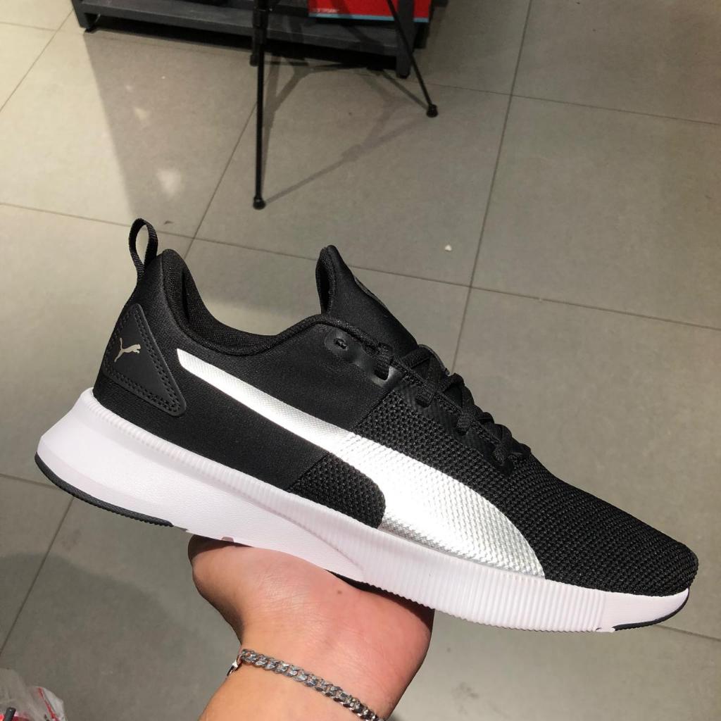 Jual Puma Sepatu Olahraga Lari Flyer Runner Black-Metallic Silver ...