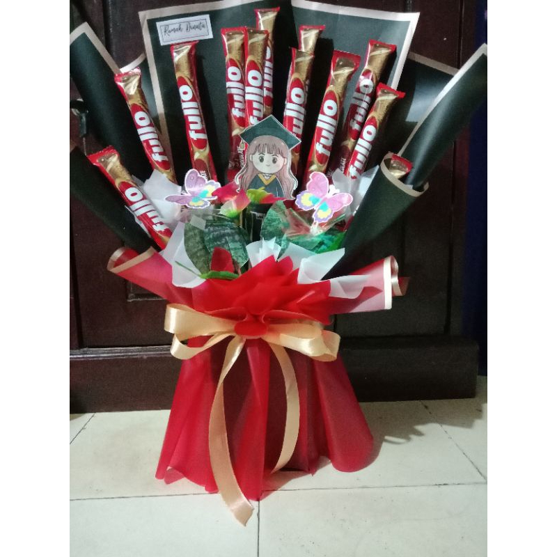 Jual Buket snack wisuda dengan topper warna hitam merah | Shopee Indonesia