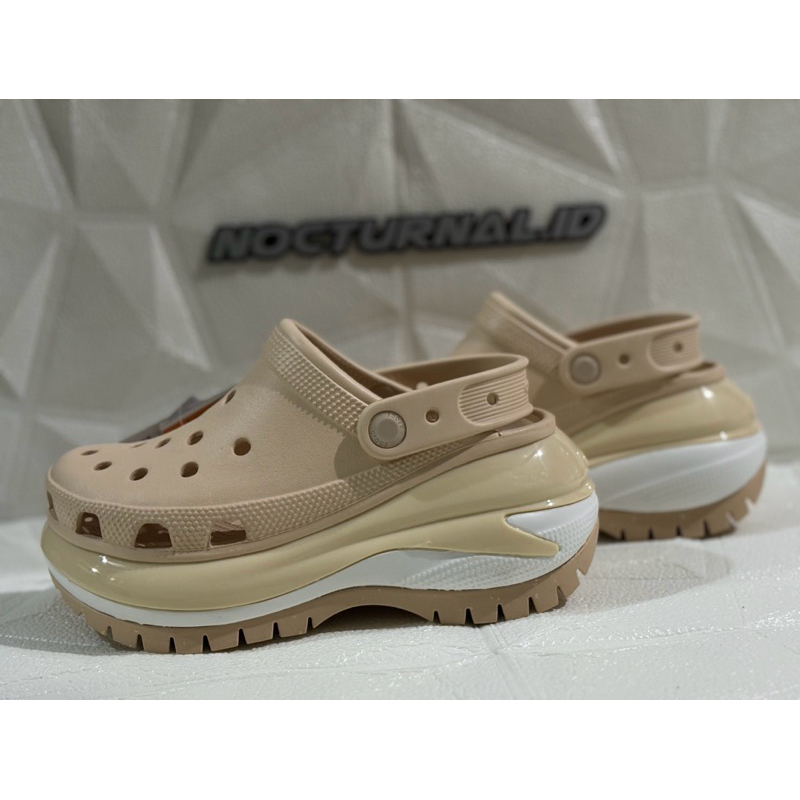 Jual Crocs Classic Mega Crush Clog Shiitake Tan FREE JIBBITZ 4pcs ...
