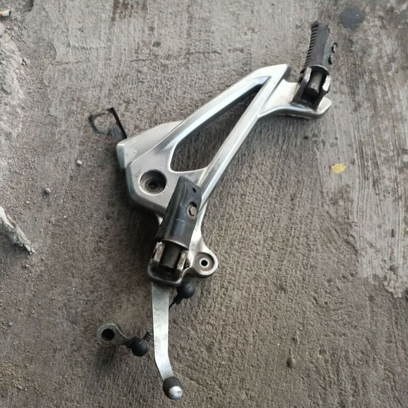 Jual foot step depan bajaj Pulsar 135 bekas original bagian kiri ...