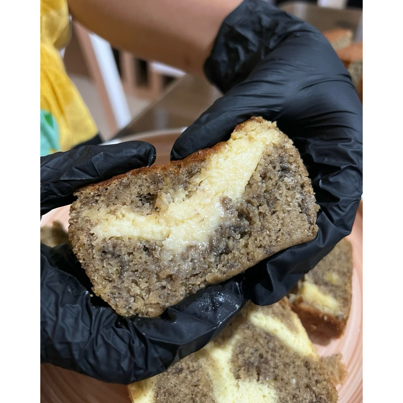 Jual banana cake with cream cheese / bolu pisang dengan keju didalam ...