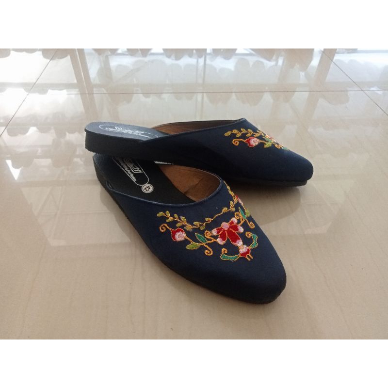 Jual Acc_Padang by Roni Shoes - Dongker Sandal Teplek Sulaman Peniti Benang Mas/ Kerajinan ...