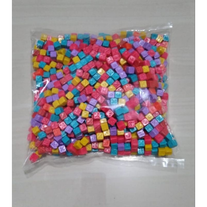 Jual 250 gram dadu warna campur isi sekitar 438 pcs | Shopee Indonesia