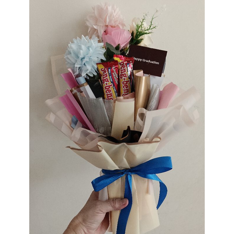 Jual Baru Bucket coklat Beng Beng snack flowers dried flower wisuda soft colour Teddy in Frame ...