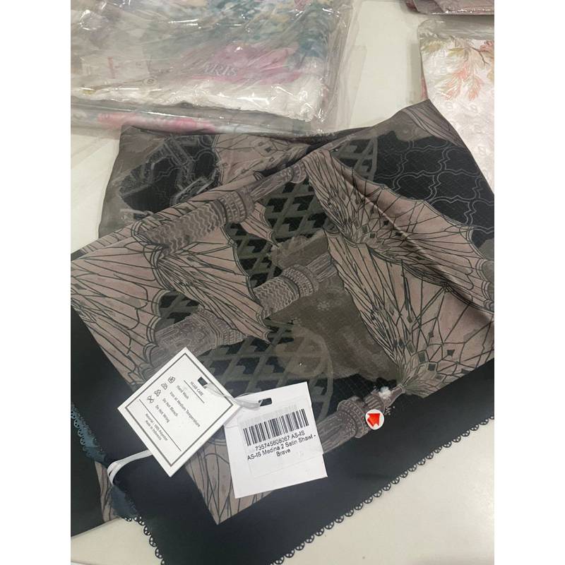 Jual Modinity Sale As Is Buttonscarves (no box) | Shopee Indonesia