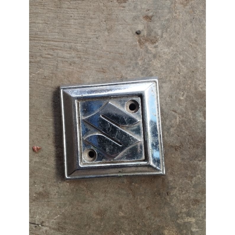Jual Emblem logo depan grill rambang S suzuki carry st100 lama old buek bagong | Shopee Indonesia