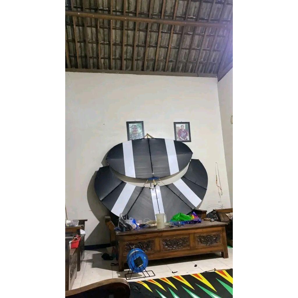 Jual Layangan Pegon motif Garis Lurus Warna,Siap Uji Coba Jamin Terbang ...