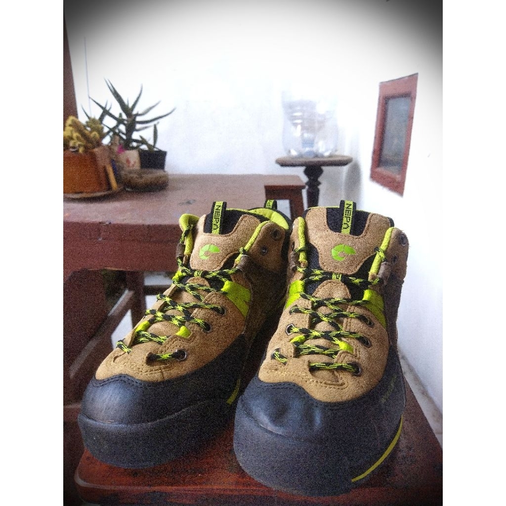 Jual sepatu hiking seken brand Nepa Rock Climbing sz 44 | Shopee Indonesia
