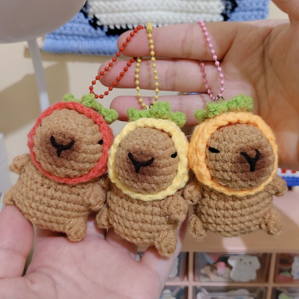 Jual Gantungan Kunci Rajut Capybara Bandana | Shopee Indonesia