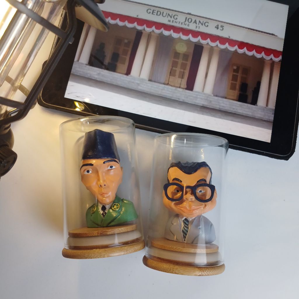Jual Miniatur Patung Tokoh Proklamator Bung Karno & Hatta handmade ...