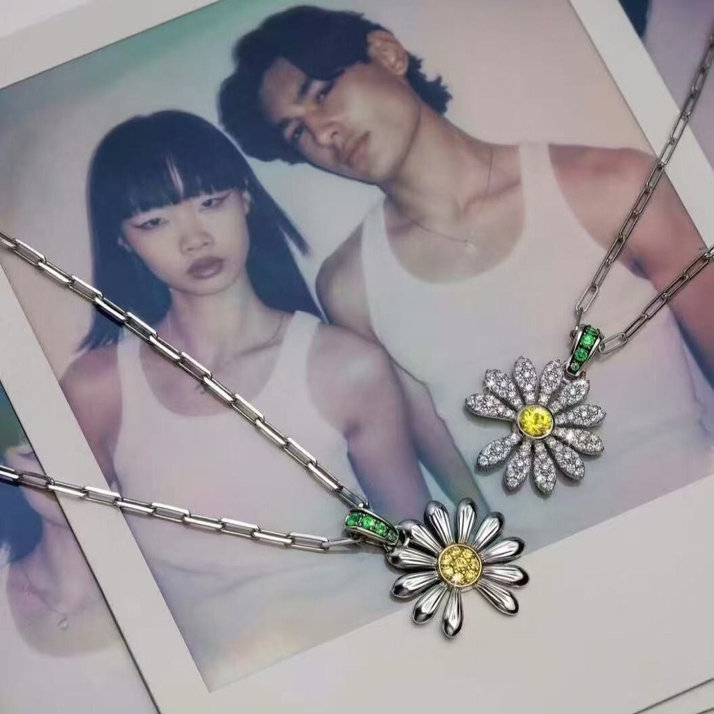 Jual READY SIAP KIRIM - G-Dragon Daisy Necklace - Kalung GD - PIN GD ...
