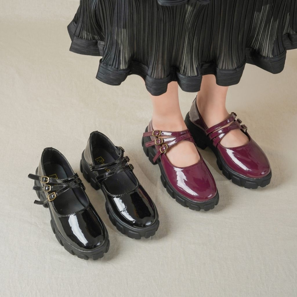 Jual Sepatu Docmart Wanita Jeongyeon Hitam Terbaru 2025 Fashion Shoes ...
