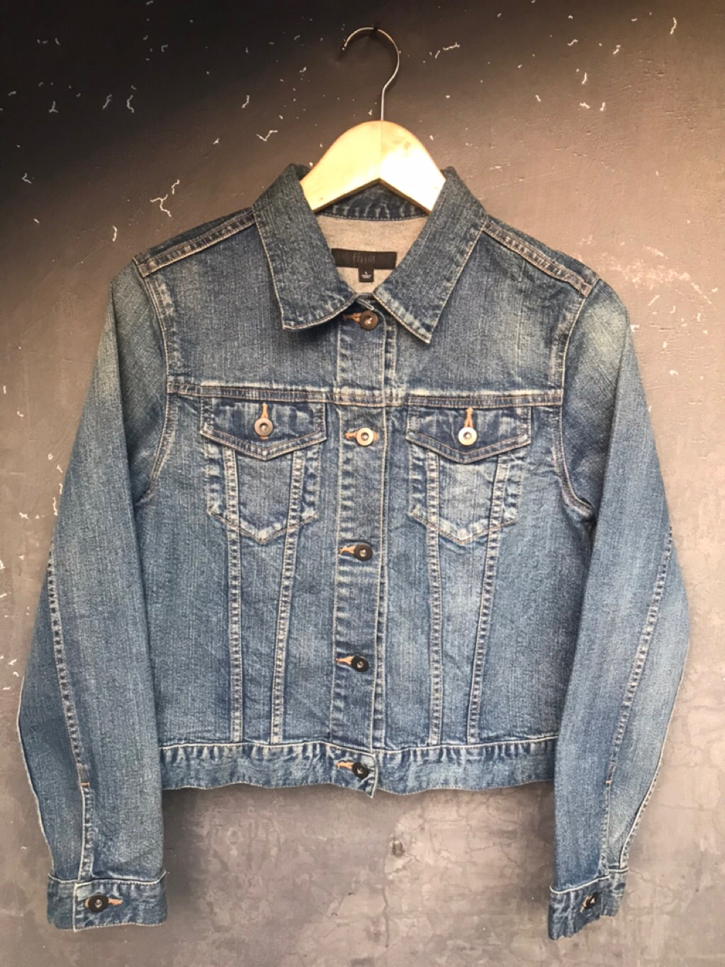 Jual Uniqlo Fading Denim Jacket Type 3 | Shopee Indonesia