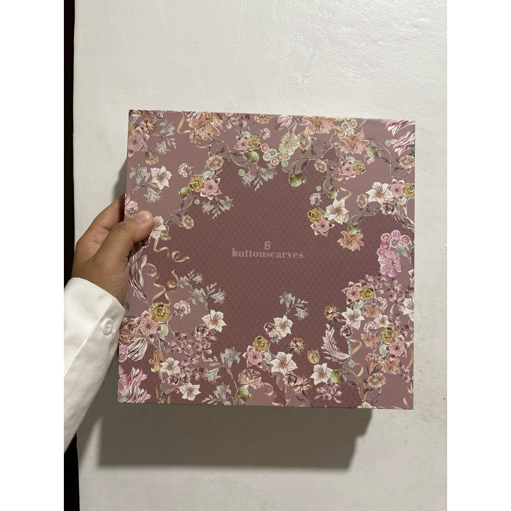 Jual only box buttonscarves as is warehouse | Shopee Indonesia