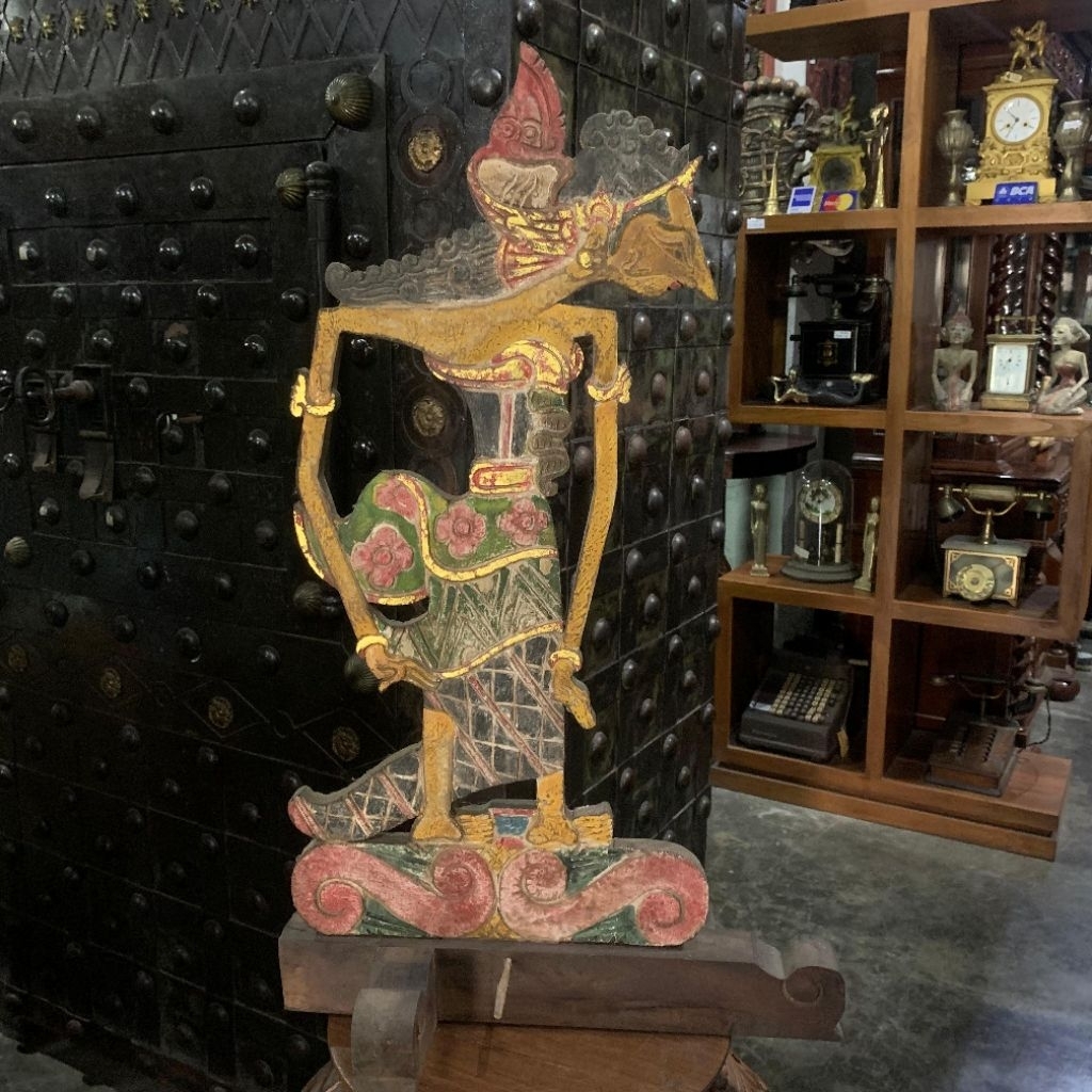 Jual Patung Wayang Ukir Kayu Surtikanti Jawa dengan Stan Kayu Lawas ...