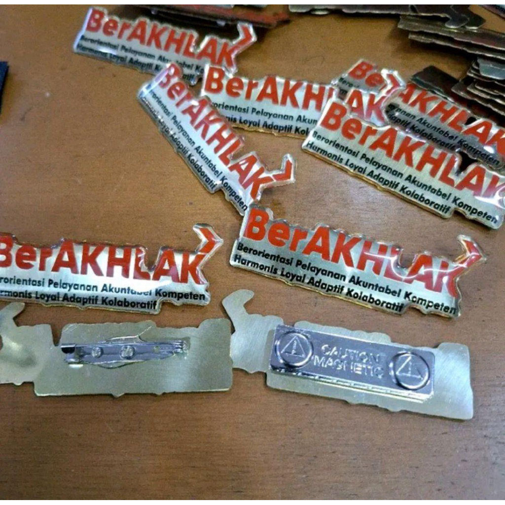 Jual pin BerAKHLAK ASN kuningan dilapis resin magnet pin berakhlak ...
