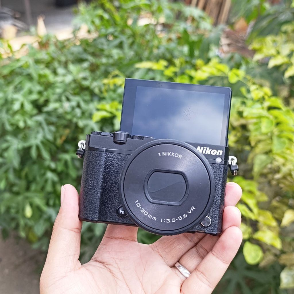 Jual Mirrorless Nikon j5 wifi touchscreen layar flip lensa kit ...