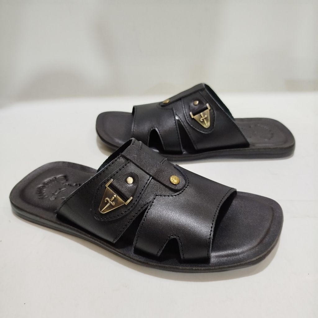 Jual SANDAL KULIT PRIA TERBARU KD.42 HITAM ( PRODUKSI SENDIRI) | Shopee ...