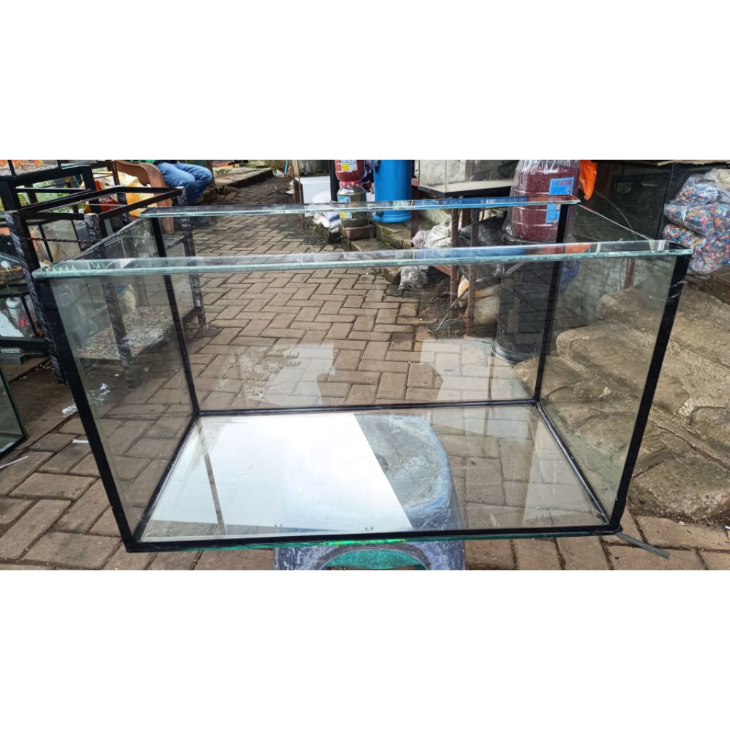 Jual AQUARIUM KACA UKURAN 60x30x35 kaca dasar 8 kliling 5 lem hitam ...
