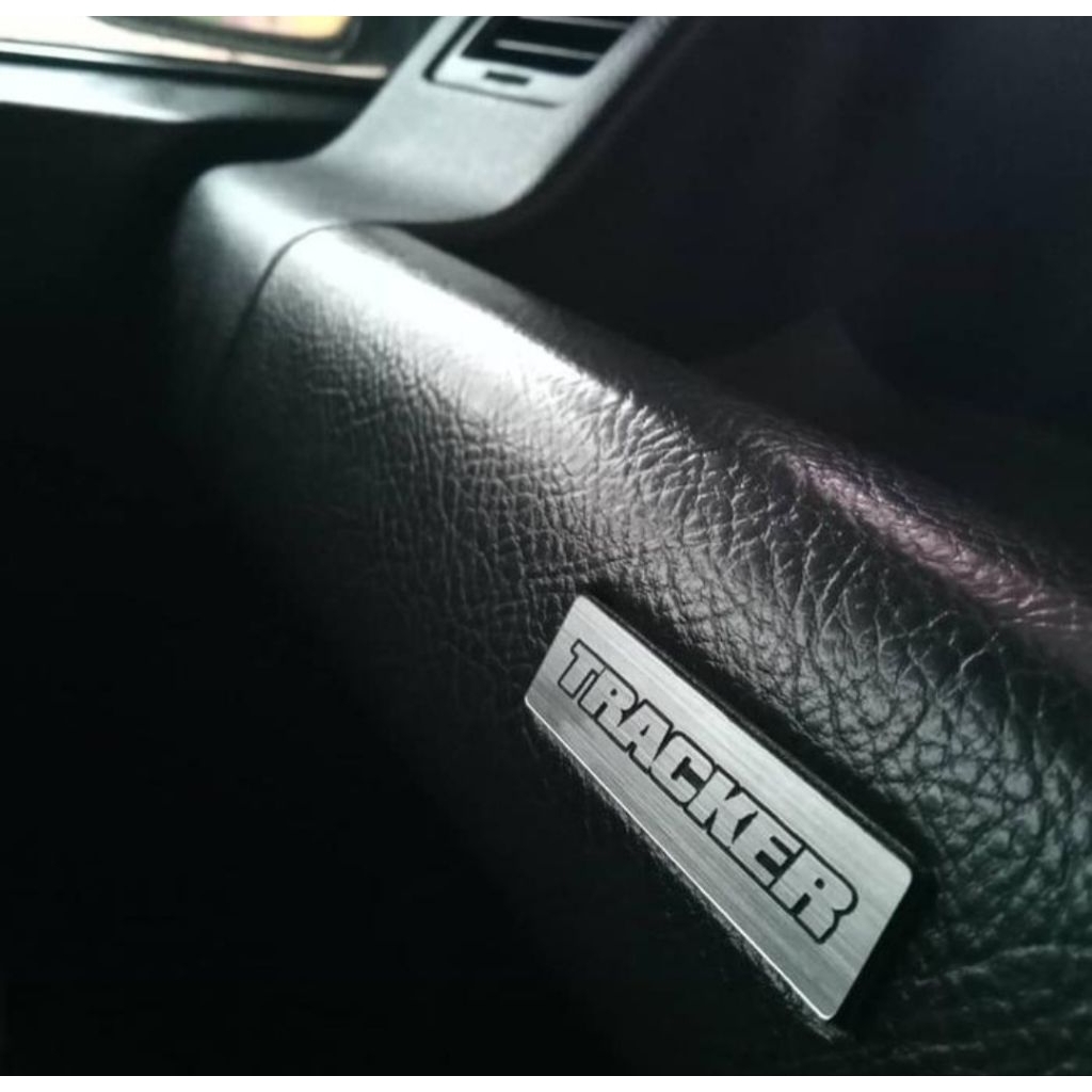 Jual Emblem Dashboard Vitara/Escudo Tulisan Tracker | Shopee Indonesia