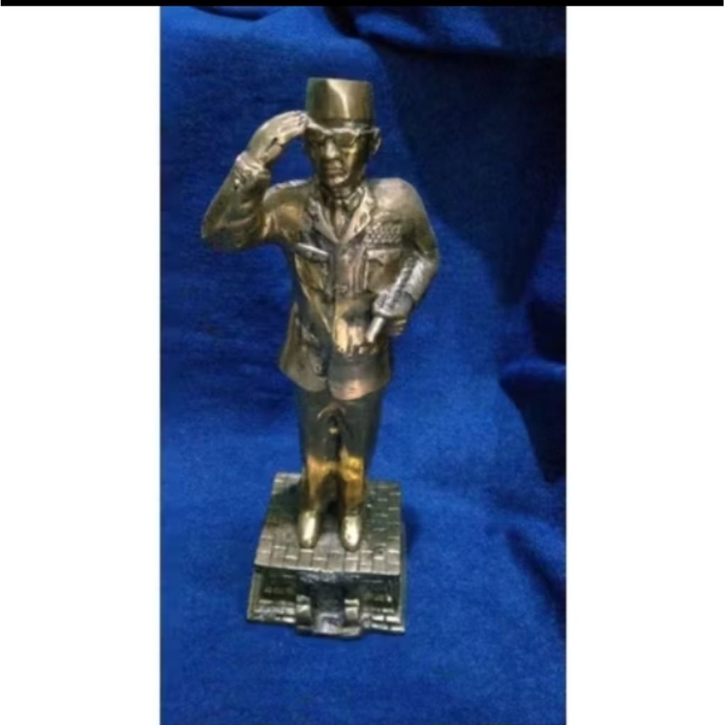 Jual PAJANGAN PATUNG PAK SOEKARNO BAHAN KUNINGAN | Shopee Indonesia