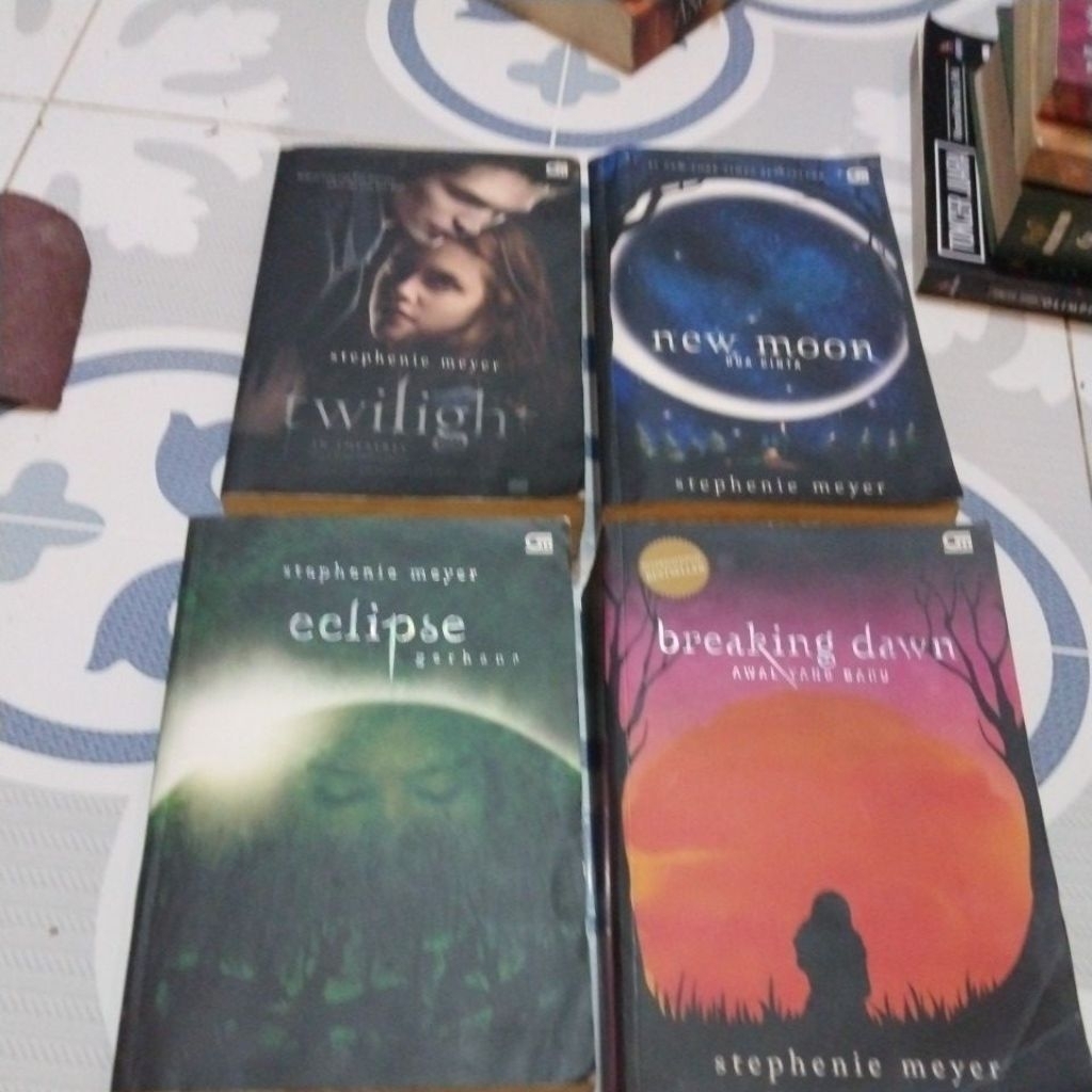 Jual NOVEL STEPHENIC MEYER / TWILIGH/ NEW MOON DUA CINTA/ECLIPSE GERHANA/ BREAKING DAWN AWAL ...