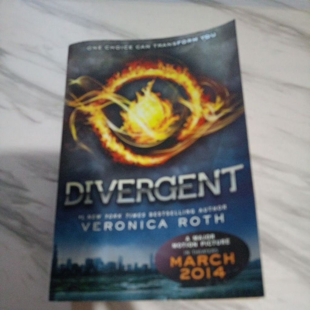Jual Novel Import bekas original Divergent by Veronica Roth | Shopee ...