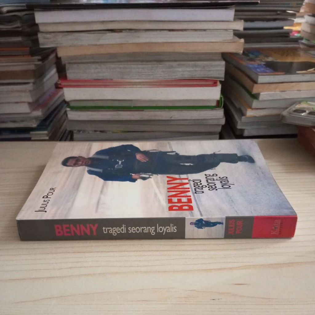 Jual BUKU BENNY TRAGEDI SEORANG LOYALIS OLEH JULIUS POUR | Shopee Indonesia