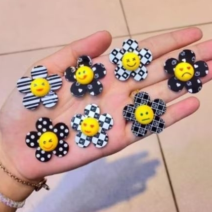 Jual 5PCS CHARM BUNGA SMILE MONOCHROME CHARM BUNGA MATAHARI HITAM PUTIH ...