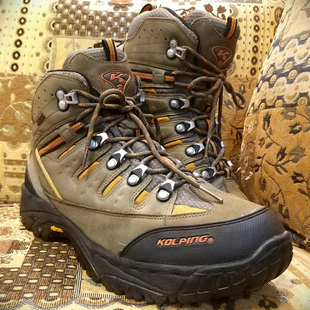Jual Sepatu Gunung Vibram Kolping Outdoor Hiking 42,5/44 (Preloved ...