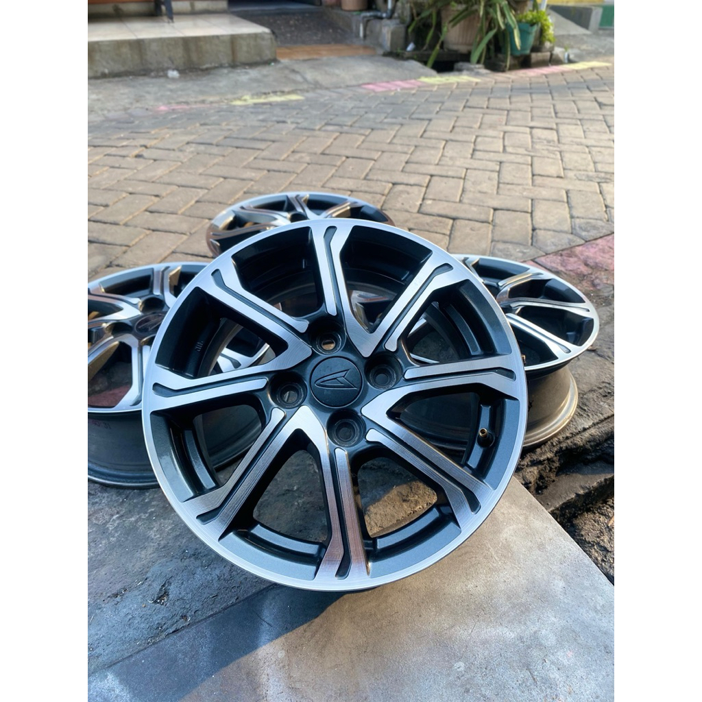 Jual 1set(4pcs) velg sigra facelift R14 2020-2022 PCD 4/100 kondisi ...