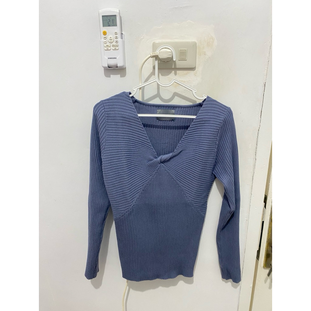 Jual Preloved Blouse Knit This is April | Shopee Indonesia