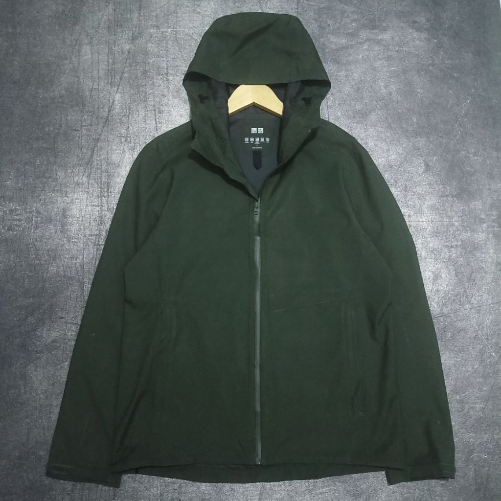 Jual Uniqlo Blocktech Ijo Army | Shopee Indonesia