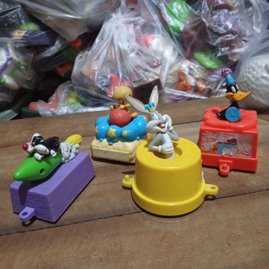 Jual kfc toys chaki meal parade train set looney tunes | Shopee Indonesia