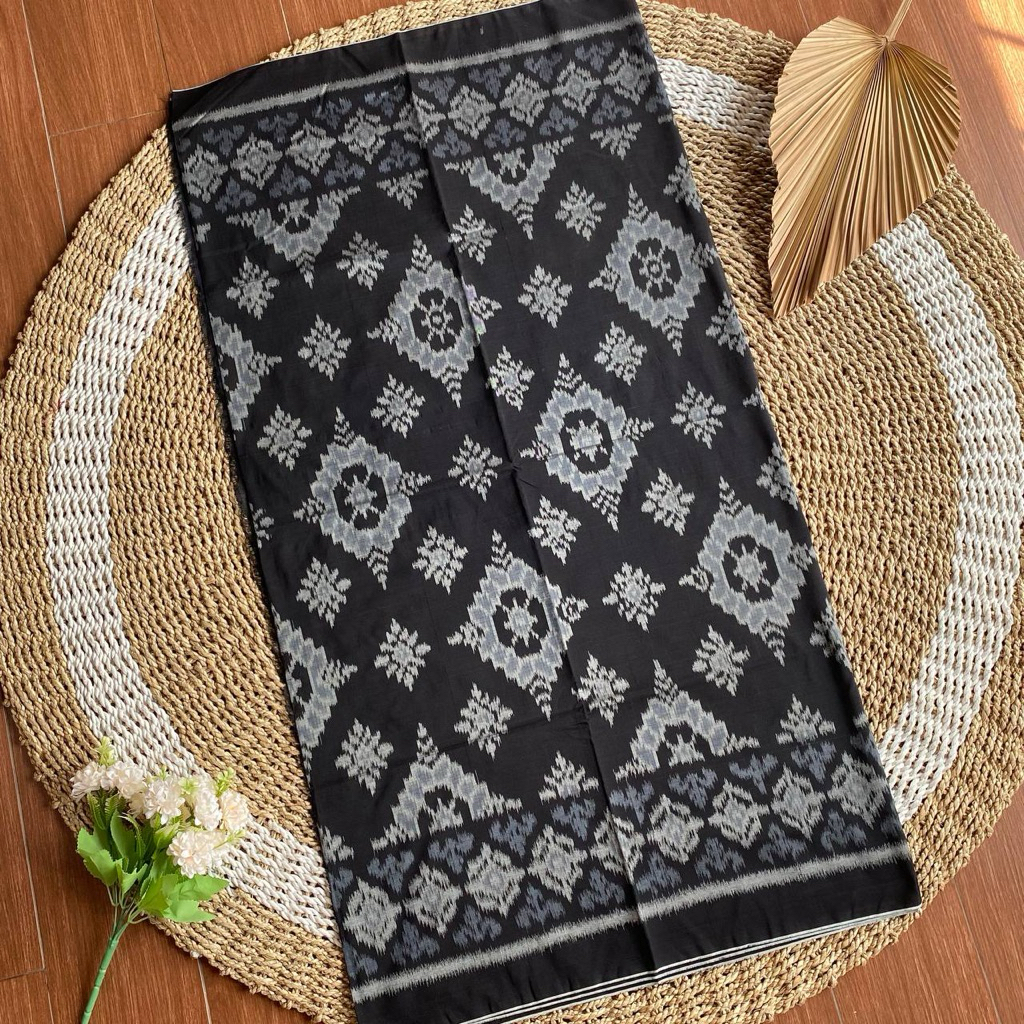 Jual KAIN TENUN ENDEK KHAS BALI MOTIF PATRA MONOKROM GRINGSING | Shopee ...