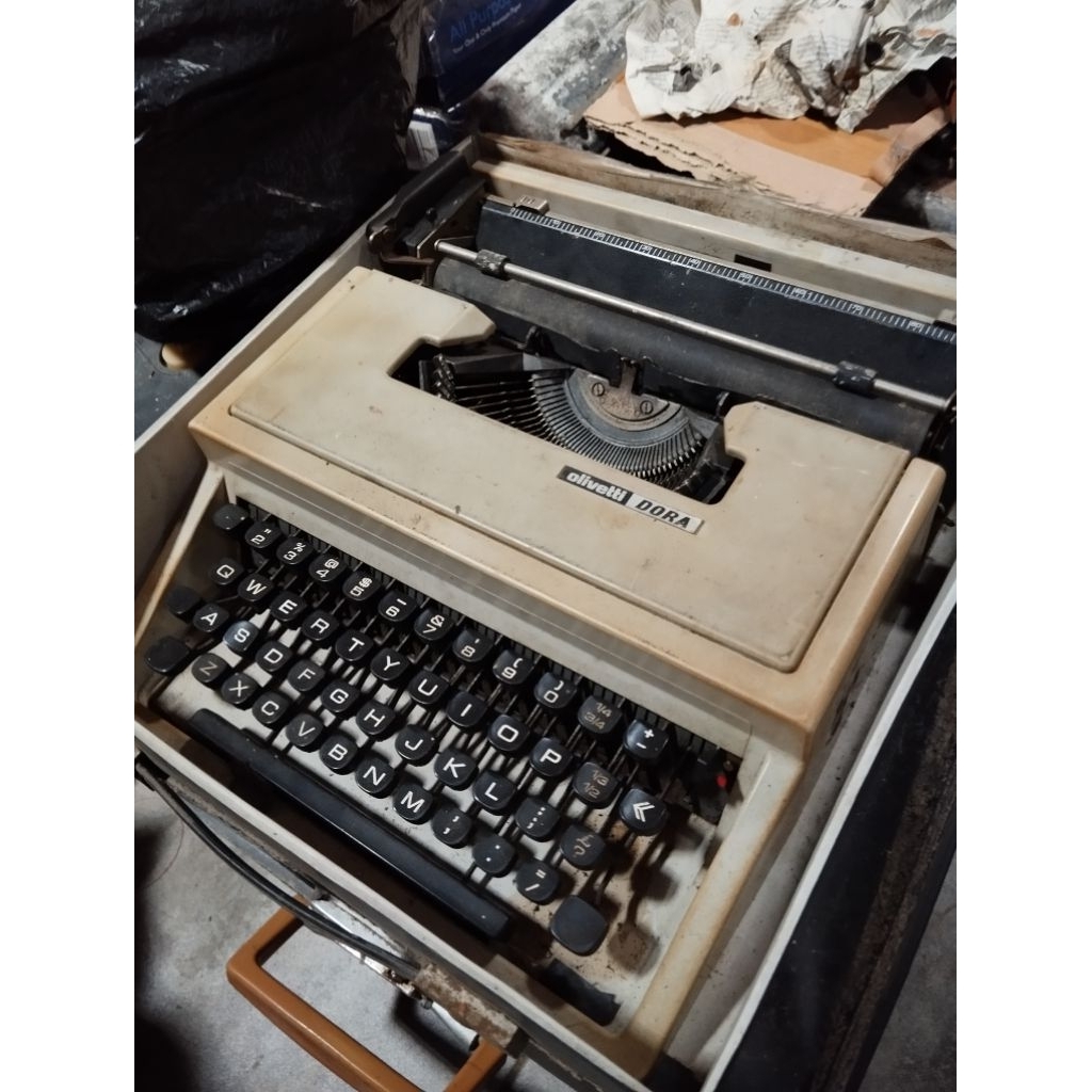 Jual mesin tik Olivetti Dora fungsi, mulus, kotak tanpa tutup | Shopee ...