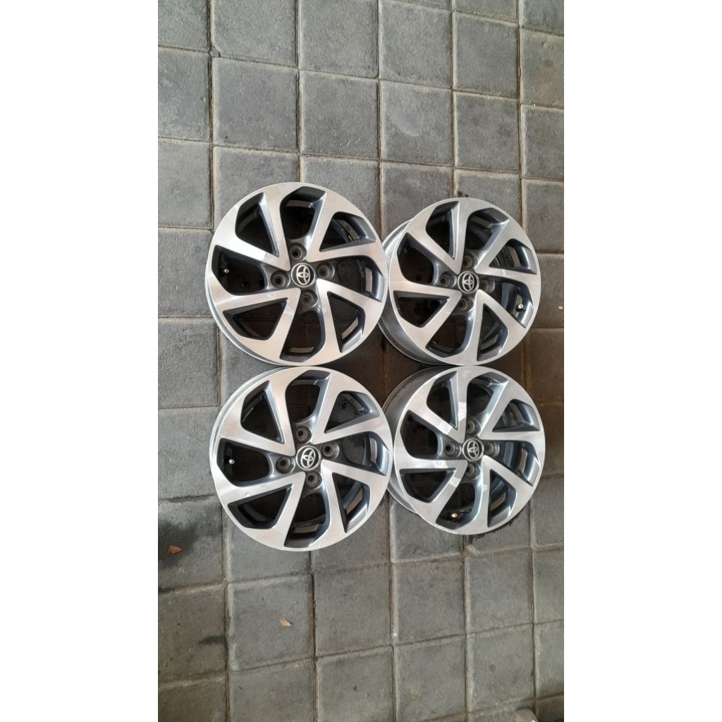 Jual Velg bekas mobil oem copotan agya trd ring 14 lebar 5 baut 4x100 velg only | Shopee Indonesia