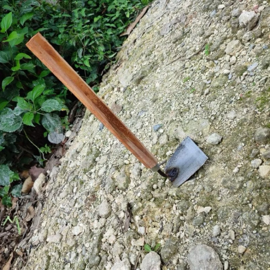 Jual Cangkul Kecil / cangkul mini Gagang Kayu Serbaguna | Pacul Rumput ...