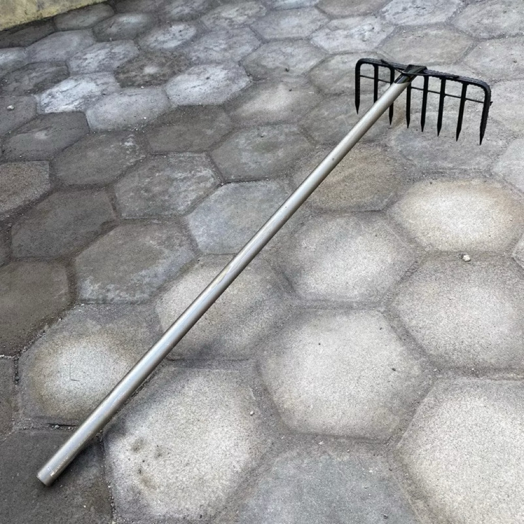 Jual Garukan Sampah Gerigi 8 Gagang Pipa besi Panjang 85 Cm- Garuk ...