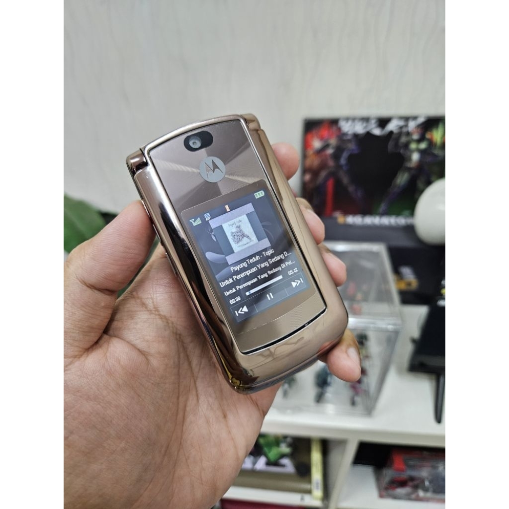 Jual motorola razr V9 gold mulus like new tag V3 E90 N90 W995 Walkman ...